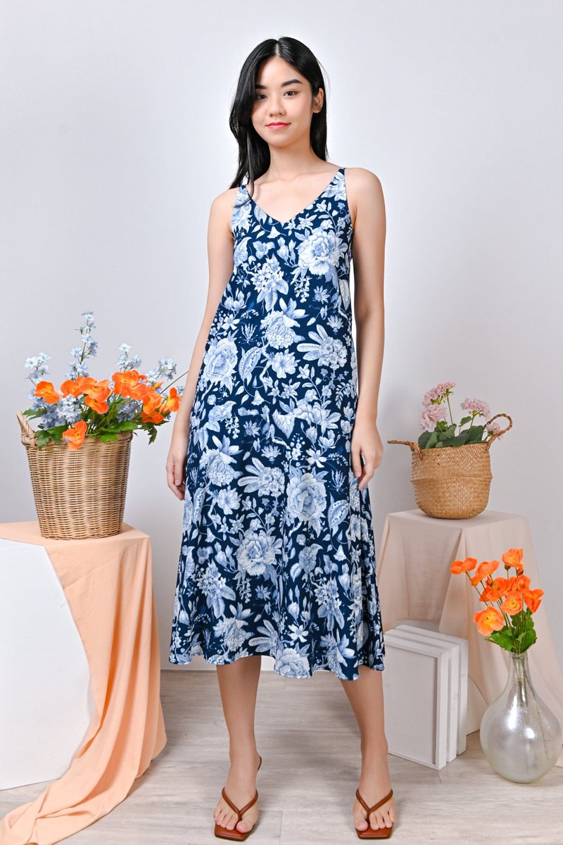 PORCELAIN BLOOMS TWO-WAY DRESS IN NAVY | All Would Envy